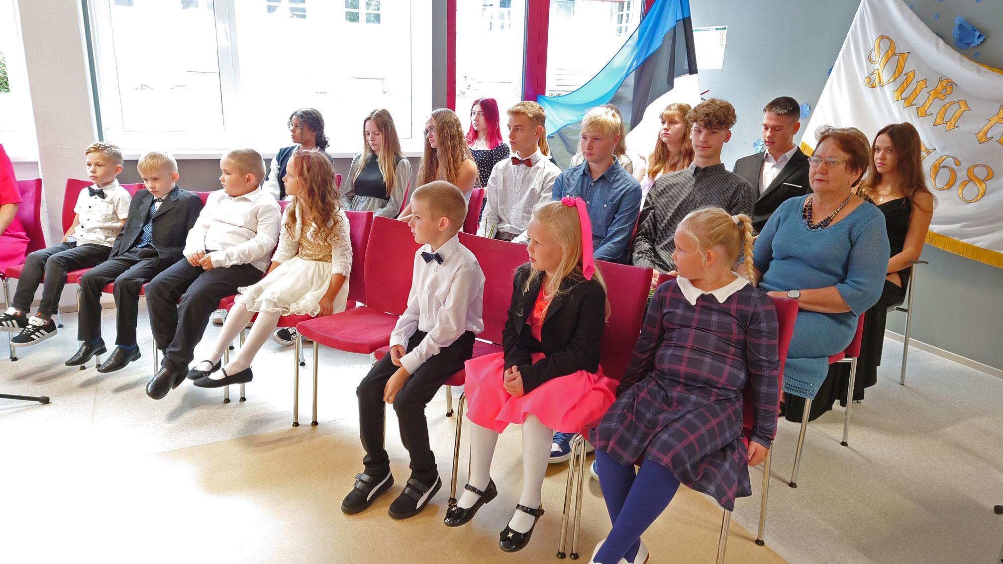 Foto avaneb modaalaknas